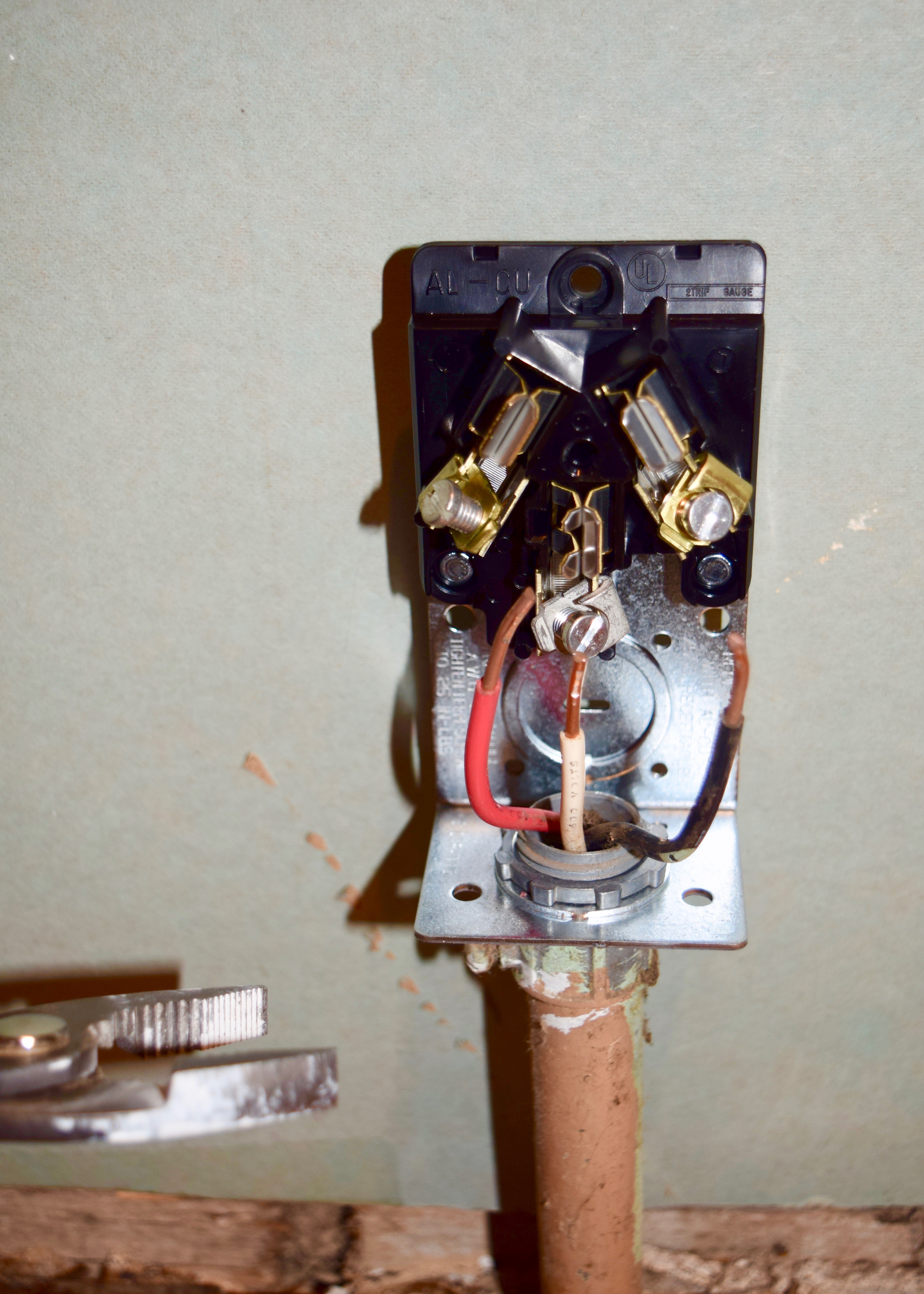 How to Change Out a 220 Outlet – Land of Laurel