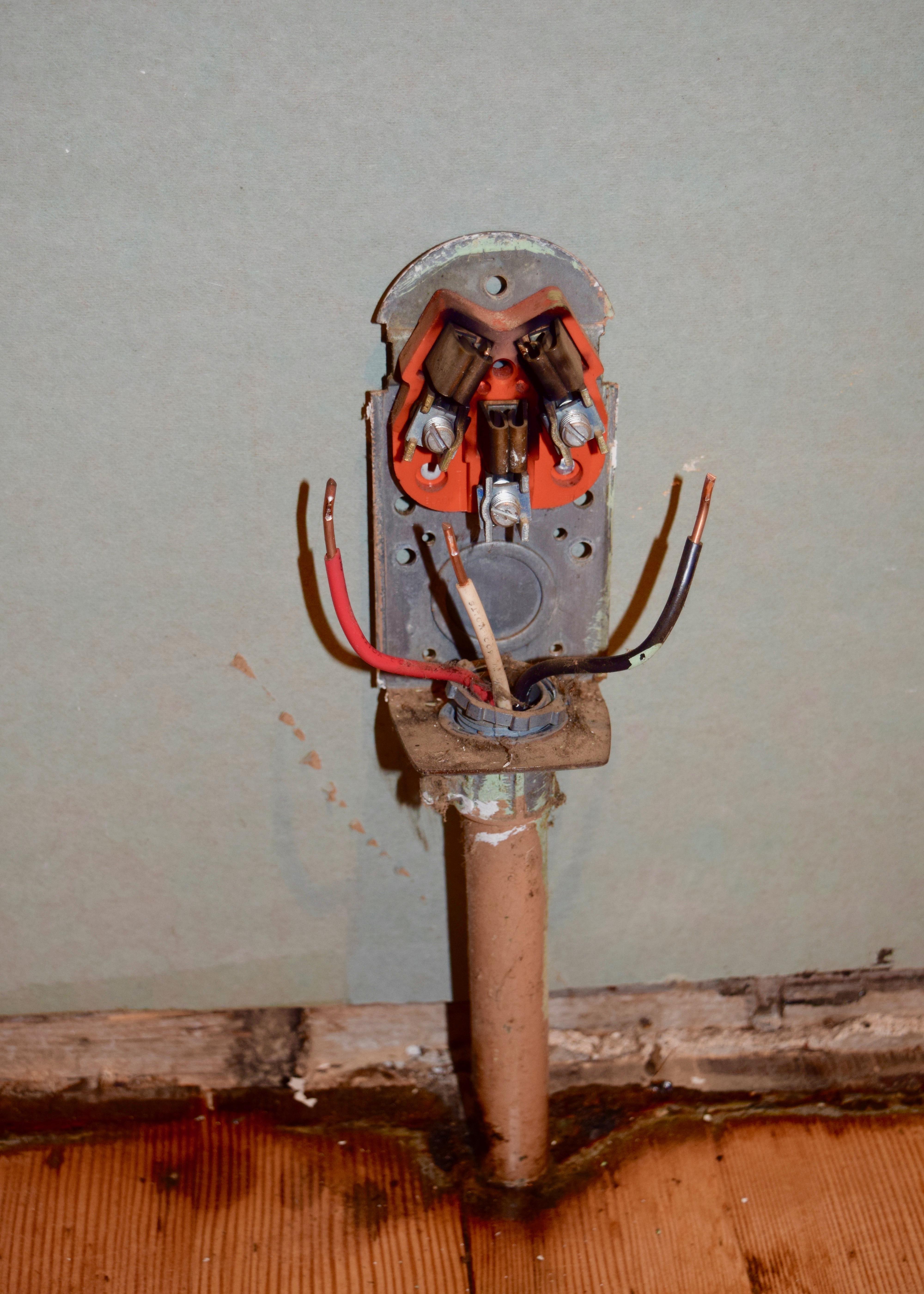 How to Change Out a 220 Outlet – Land of Laurel